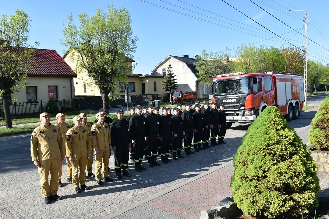 Uroczysta zbiórka z okazji Święta Flagi w KP PSP Skarżysko-Kamienna